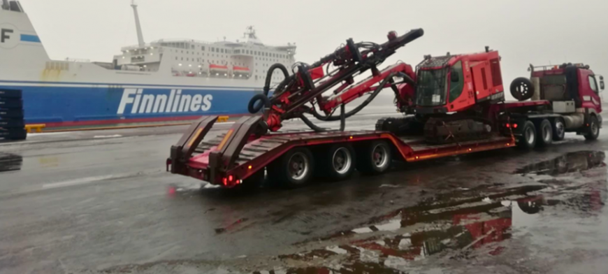 Safety Tips for Transporting Heavy Equipment - Omnia Machinery Safety Tips for Transporting Heavy Equipment - Omnia Machinery